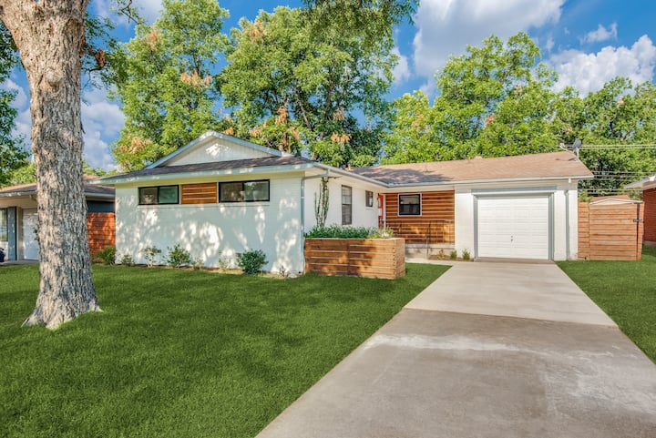 Modern, Roomy, Game Room, Patio, Family Home - Preston Hollow - Dallas