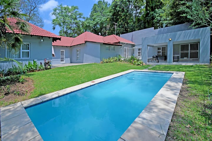 6 Bed Ensuite Holiday Home, Pool & Backup Power - Sandton