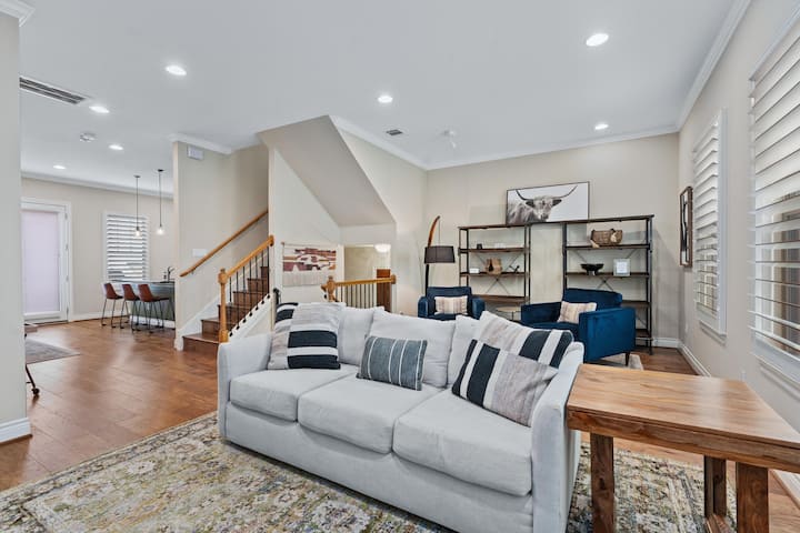 Luxurious Urban Village Condo Minutes From Square - Georgetown, TX