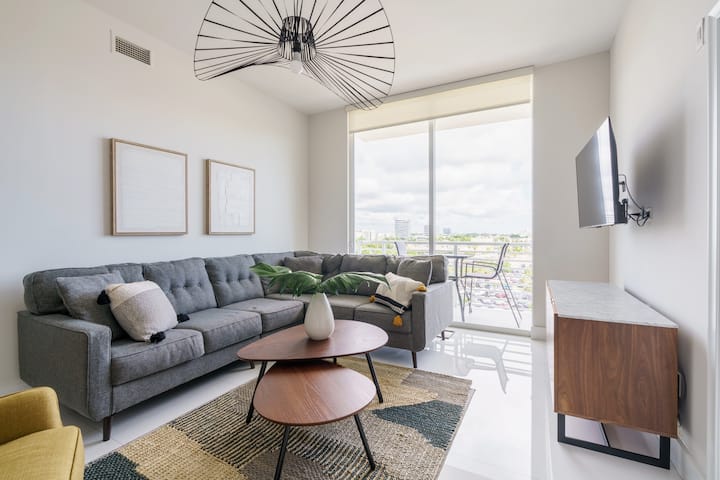 Location, Location, Chic And Clean Penthouse - Aventura, FL