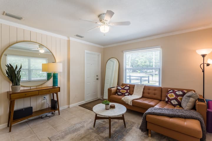 Cheerful 2 Bedroom Cottage Close To It All! - Sarasota, FL