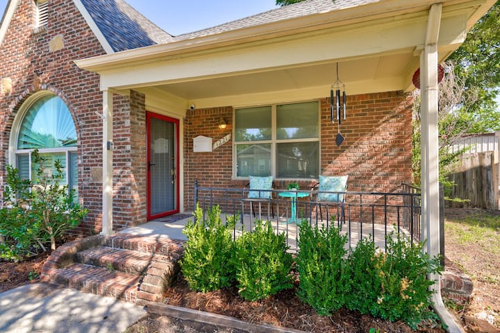 Cute, Quaint, Cozy- Two Bed Tudor Near Everything! - Oklahoma City