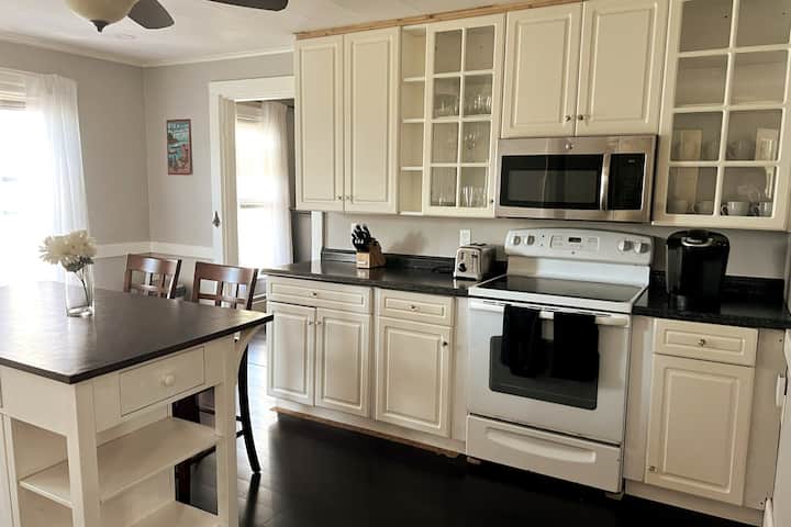 Meticulous 3 Br Near Thompson's Point & Downtown! - Portland, ME