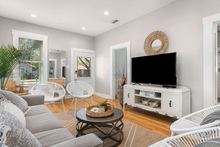 Hello Bungalow - Hot Tub, Fire Pit, 1 Blk To Main! - Fredericksburg, TX