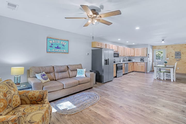 Family Friendly Lodge By The Lake, 2 Bed/1 Bath. - Watts Bar Lake, TN