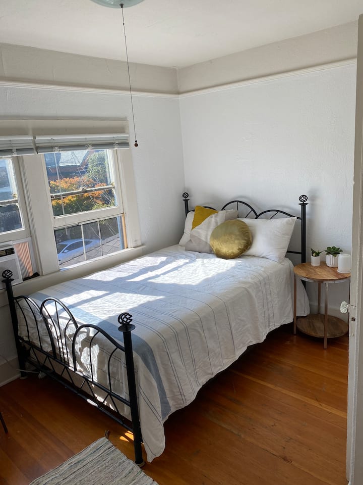Bright Classic Berkeley Bedroom - Berkeley, CA