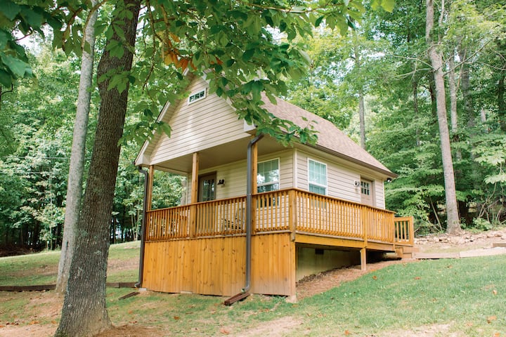 Charming 1-br Mountain Cabin Nestled Among Ponds - Galax, VA