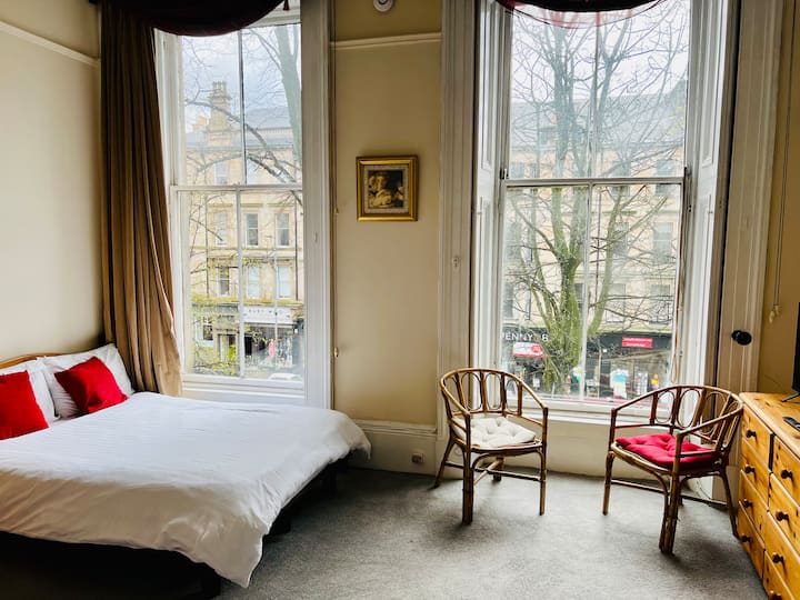 Middle Flat - Lovely 2-bedroom With Scenic View - Glasgow