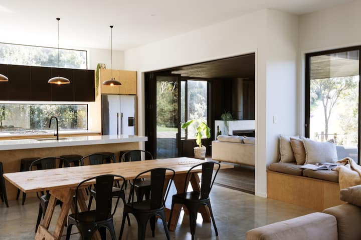 Modern Raglan Hideaway - Raglan