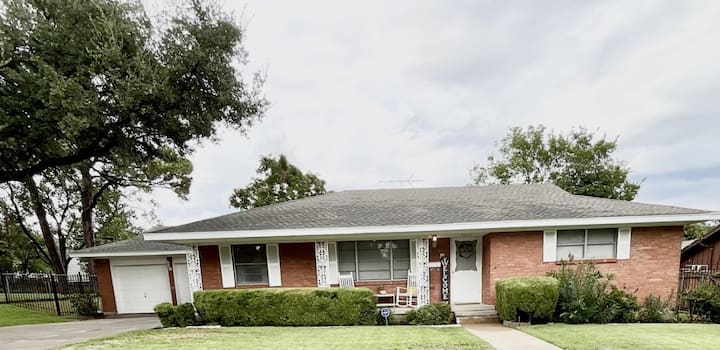 Guest Favorite! 4 Bedrooms Beautifully Decorated! - North Richland Hills, TX