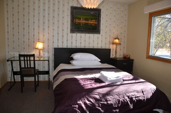 One Bedroom Condo Like Unit In An Up Stair House - Calgary