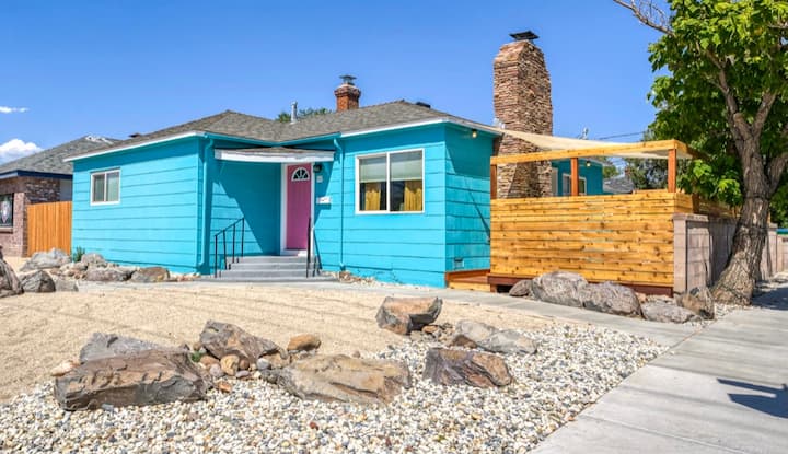 Groovy Mid-town Bungalow, Shared Hot Tub - Reno, NV