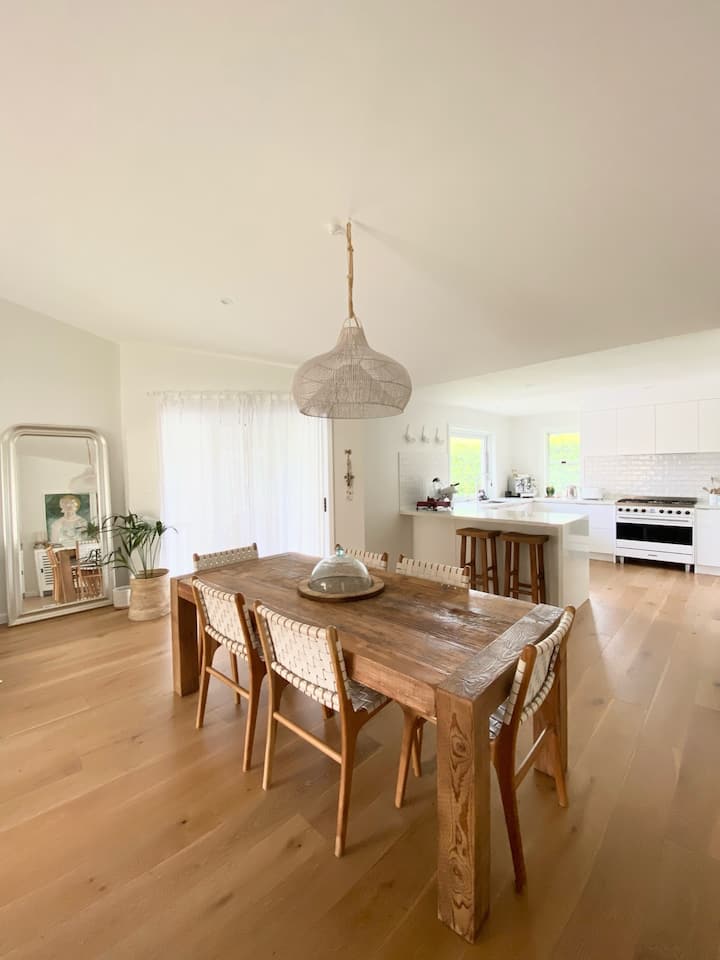 Tropical And Bright 2-bedroom Home With Parking - Byron Bay