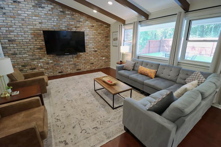 5 Br Highland House! 20 Minute Walk To Tiger Stadium!! Level 2 Ev Charger! - Baton Rouge, LA