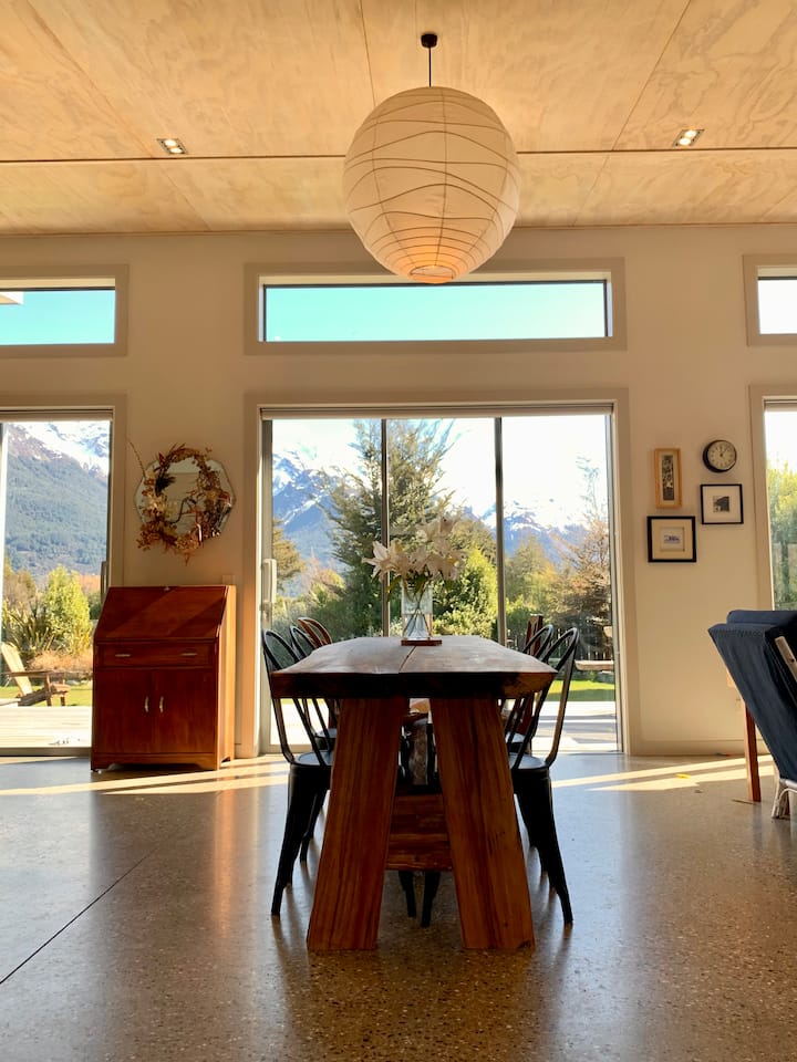 Modern & Open-plan 3 Bed 2 Bath House Near Lake - Glenorchy