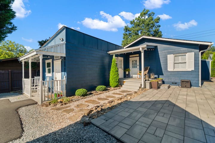 Cheerful Cottage - Walk To Downtown Hendersonville - Hendersonville, NC