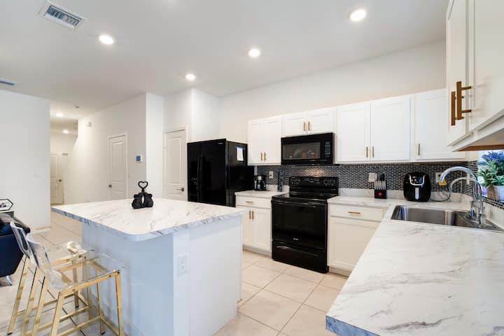 Beautiful And Cozy 3- Bedroom Townhouse - Homestead, FL