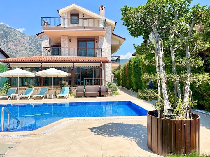 Havuzlu Ve Geniş Bahçeli Merkezi Geniş Villa - Göcek