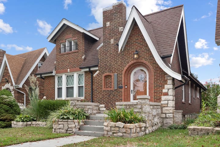 Beautiful & Spacious Bungalow - Near Zoo-downtown - St. Louis, MO