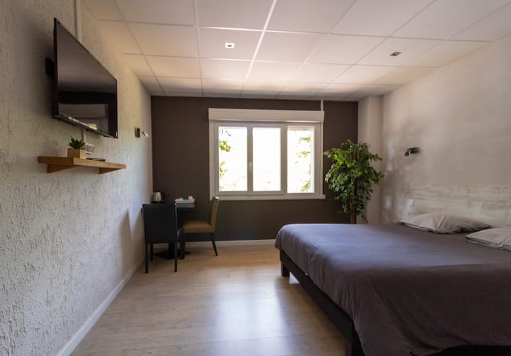Agréable Chambre D'hôtes Avec Vue Sur Le Lac - Les Epesses
