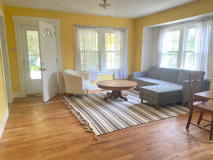 Great Feeling Updated 
2 Bedroom Home Close To All - Columbia, MO