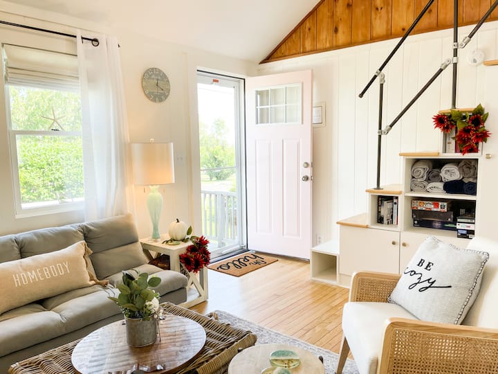 Romantic Cape Cod Beach Cottage In Town Neck - Sandwich, MA