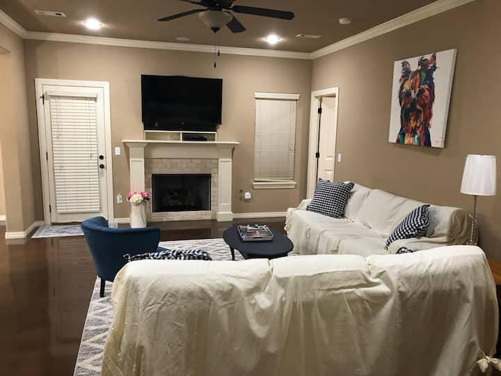 Cozy Home With Private Yard - 羅傑斯