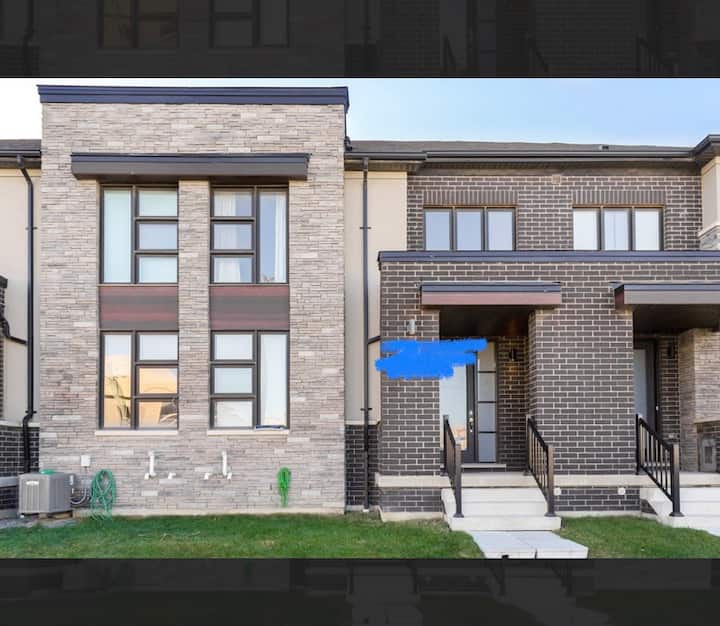Beautiful 3 Bedroom Townhouse With Parking. - Ajax