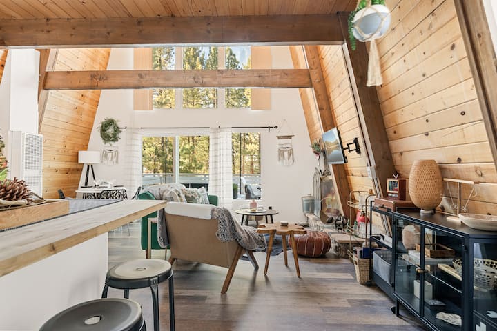 Lucky Bear Winter Cabin + Pet Friendly + Hot Tub - Big Bear, CA