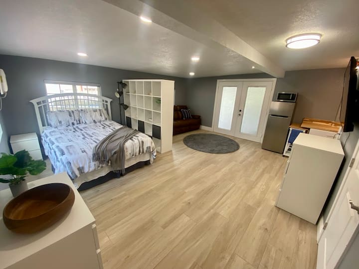 Modern Private Studio - Walk To Disneyland! - Anaheim, CA