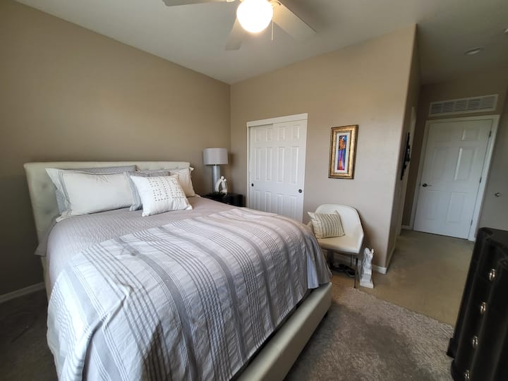 Quiet, Private Room W/bath. North Phoenix Area - Phoenix, AZ
