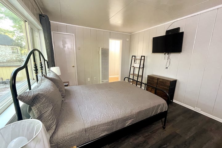 Rustic One Bedroom With Pvt Kitchen And Bathroom - Running Springs, CA