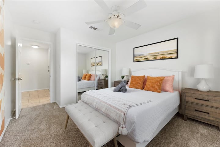 Revitalizing 3 Bedroom Home In Bakersfield With Pool And Wi-fi - Bakersfield, CA