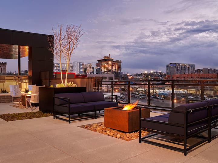 Downtown Condo•pool + Balcony •Gym •Free Parking - Bridgestone Arena