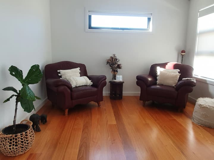 Conveniently Located Room In Modern Home - Wollongong