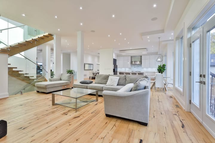 Executive Bedroom Private Bath - Toronto