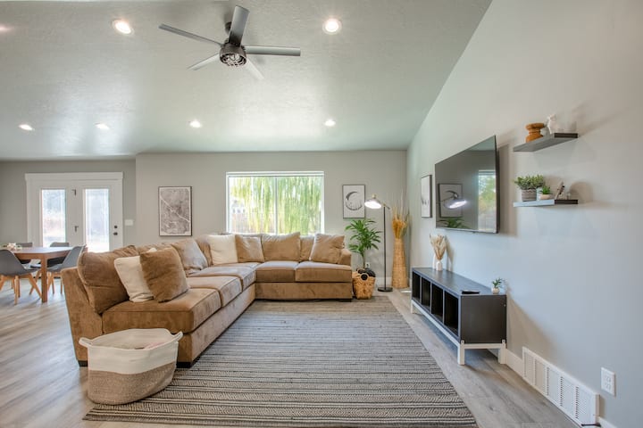 The Willow Flat - King Beds, Mega-couch, fast WiFi - Apartments for ...