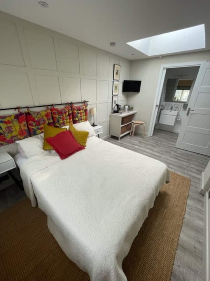 Dbl Bedroom With En-suite, Own Entrance & O/s Prk. - Whitstable