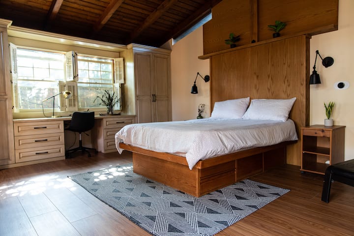 Craftsman Studio - Laundry, Fast Wi-fi, Bikes - Venice Beach, CA