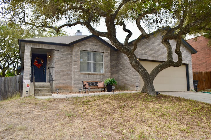 Cozy Home Away From Home Near
Seaworld & Six Flags - Helotes, TX