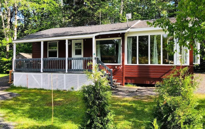 Chalet Rouge De La Plage Wilson Au Lac Saint-jean - Alma