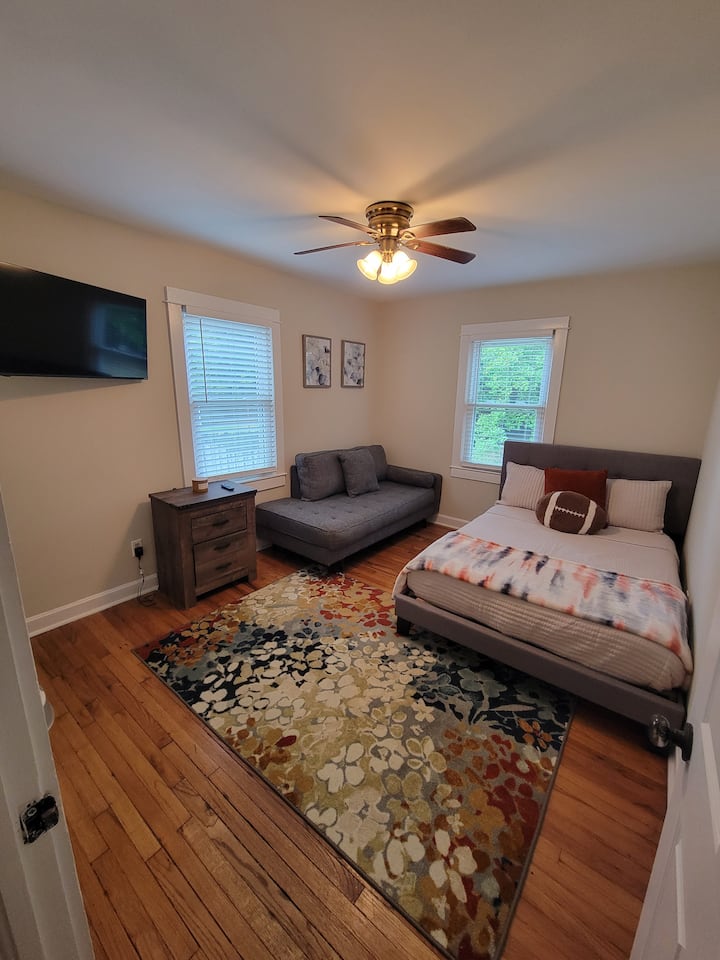 Bama Bungalow! -1 Mile From University-3bdrm - Tuscaloosa, AL