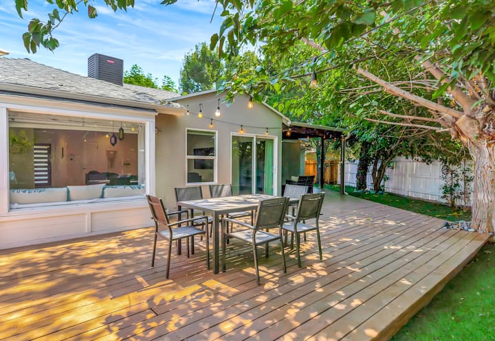 Modern 4br In Prime Location W/game Room & Bbq - Los Angeles, CA