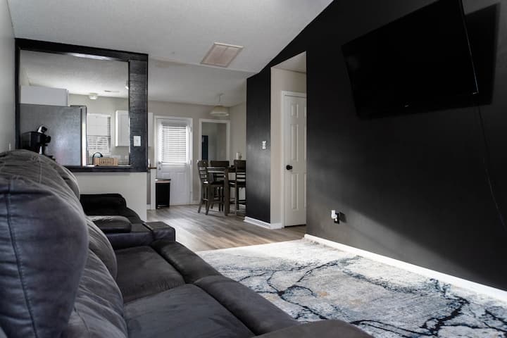 Lovely 3-bedroom Townhouse 20 Min To The Beach - Jacksonville, NC