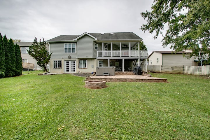 Spacious Quiet Retreat W/ Hot Tub & Walk To River - Harpers Ferry, WV