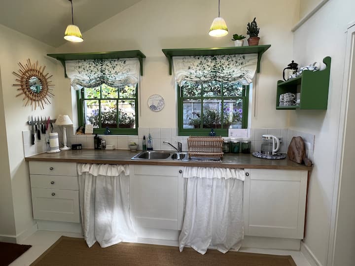 Stunning Coach House With Walled Garden & Parking - Cheltenham