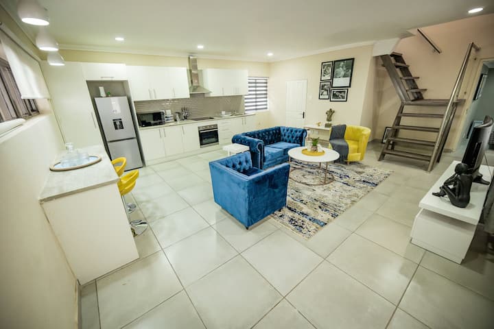 Stylish 3 Bedroom Unit With A Pool - Sandton