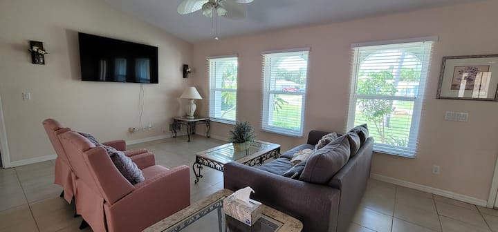 Charming Vacation Home W Fenced Backyard & Privacy - Port Charlotte, FL