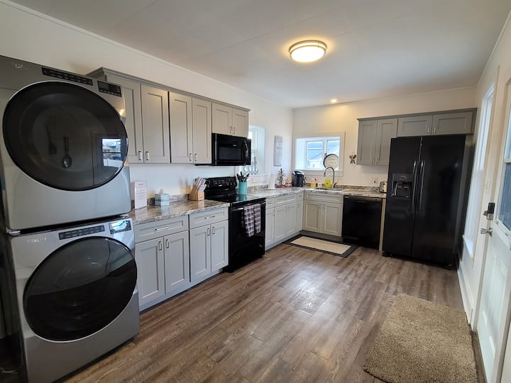 4 Bedroom Urban Home Close To Cedarpoint - Sandusky, OH