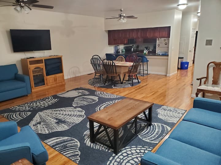 Unit 102 Beautiful Wildwood 4 Bedroom Townhouse - Wildwood, NJ